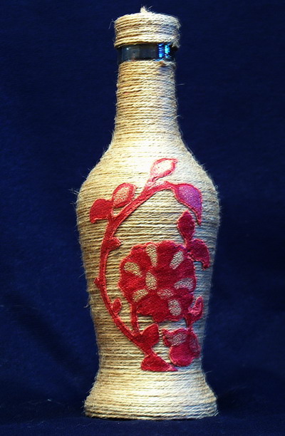 Sticla decorata cu ata de canepa si floare rosie - MENA.RO